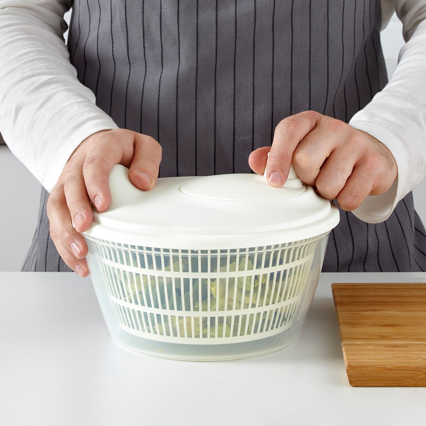 Salad spinner strainer store