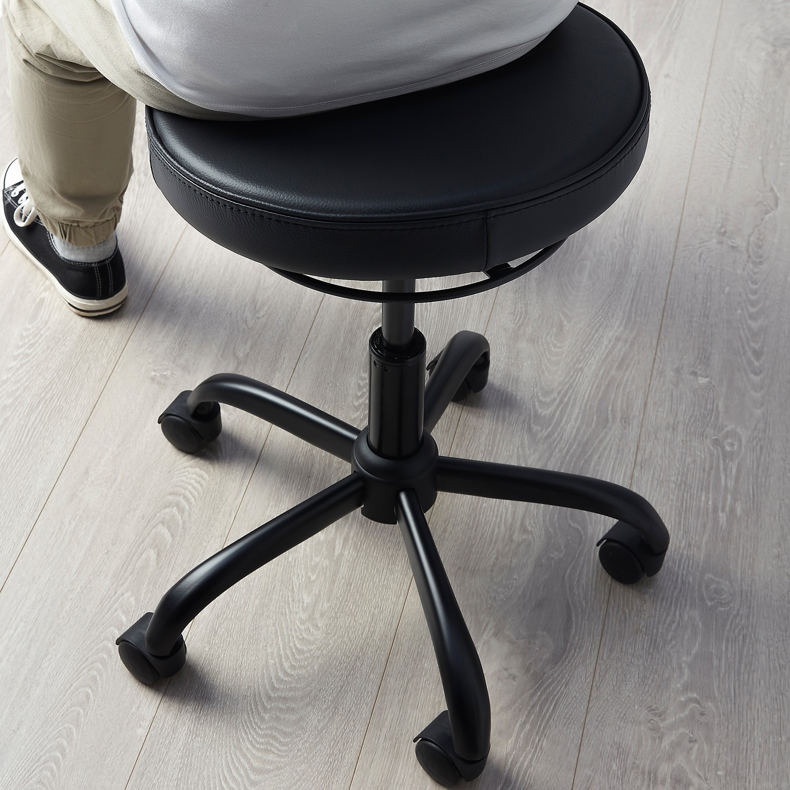 BLYKOBB Hocker mit Rollen, Glose schwarz - IKEA Deutschland