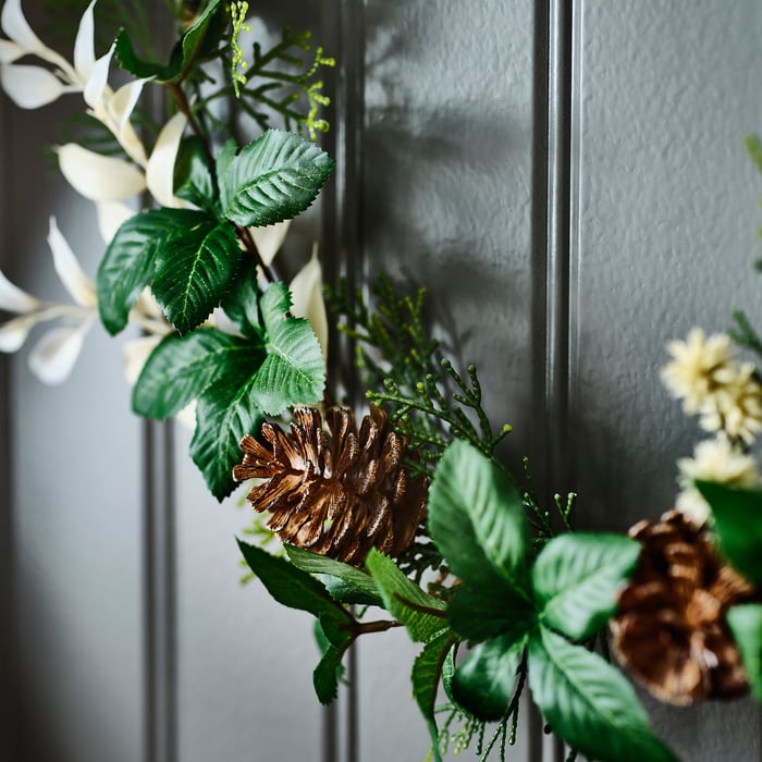 VINTERFINT kunstig halv krans, indendørs/udendørs grøn/hvid, 45 cm - IKEA