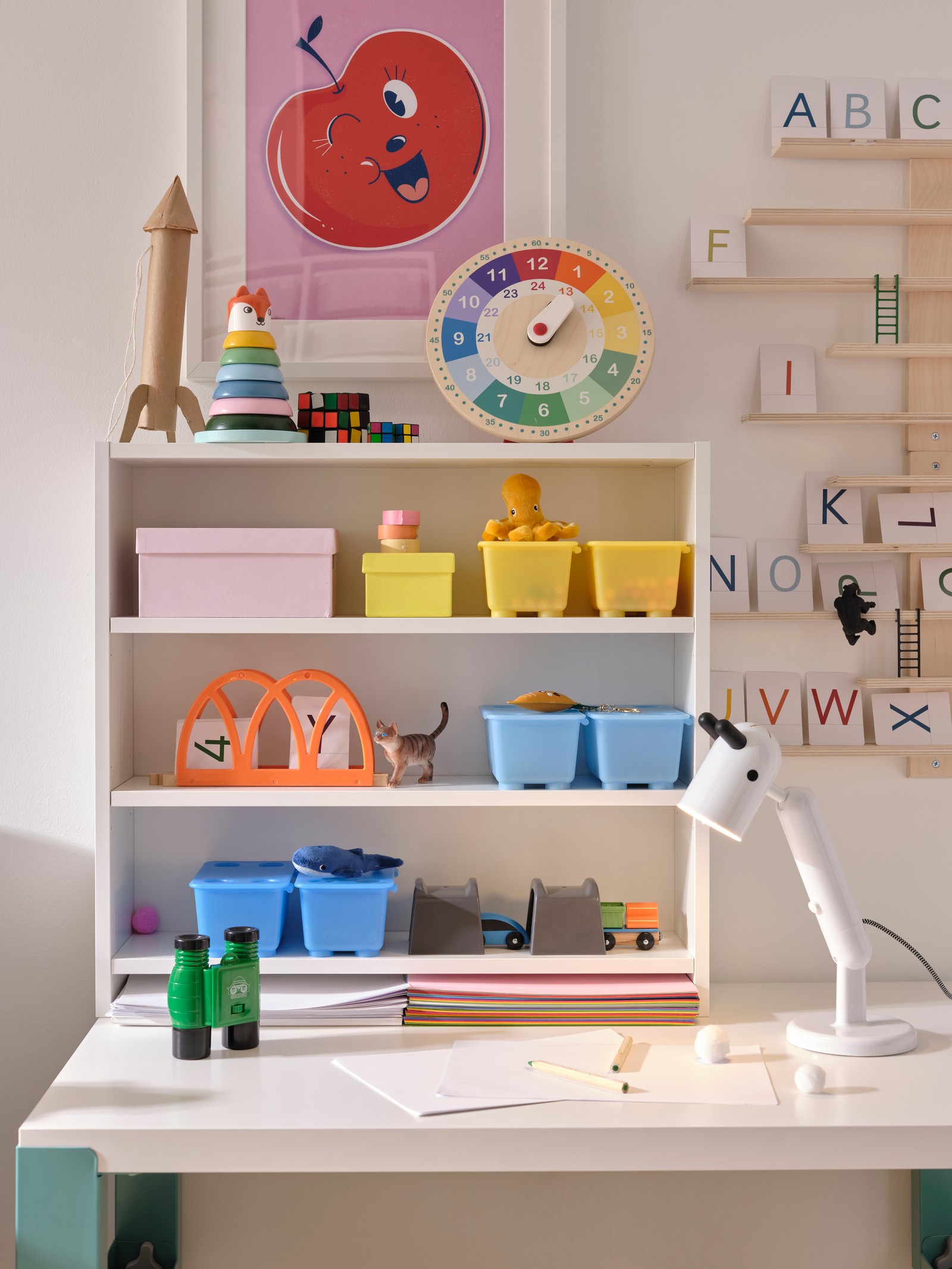 Et lite, fargerikt barnerom med smart oppbevaring - IKEA