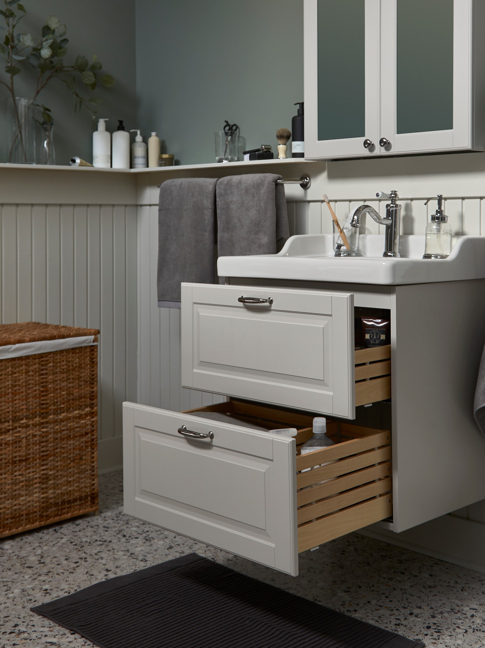 Closed storage for a stylish and uncluttered bathroom - IKEA