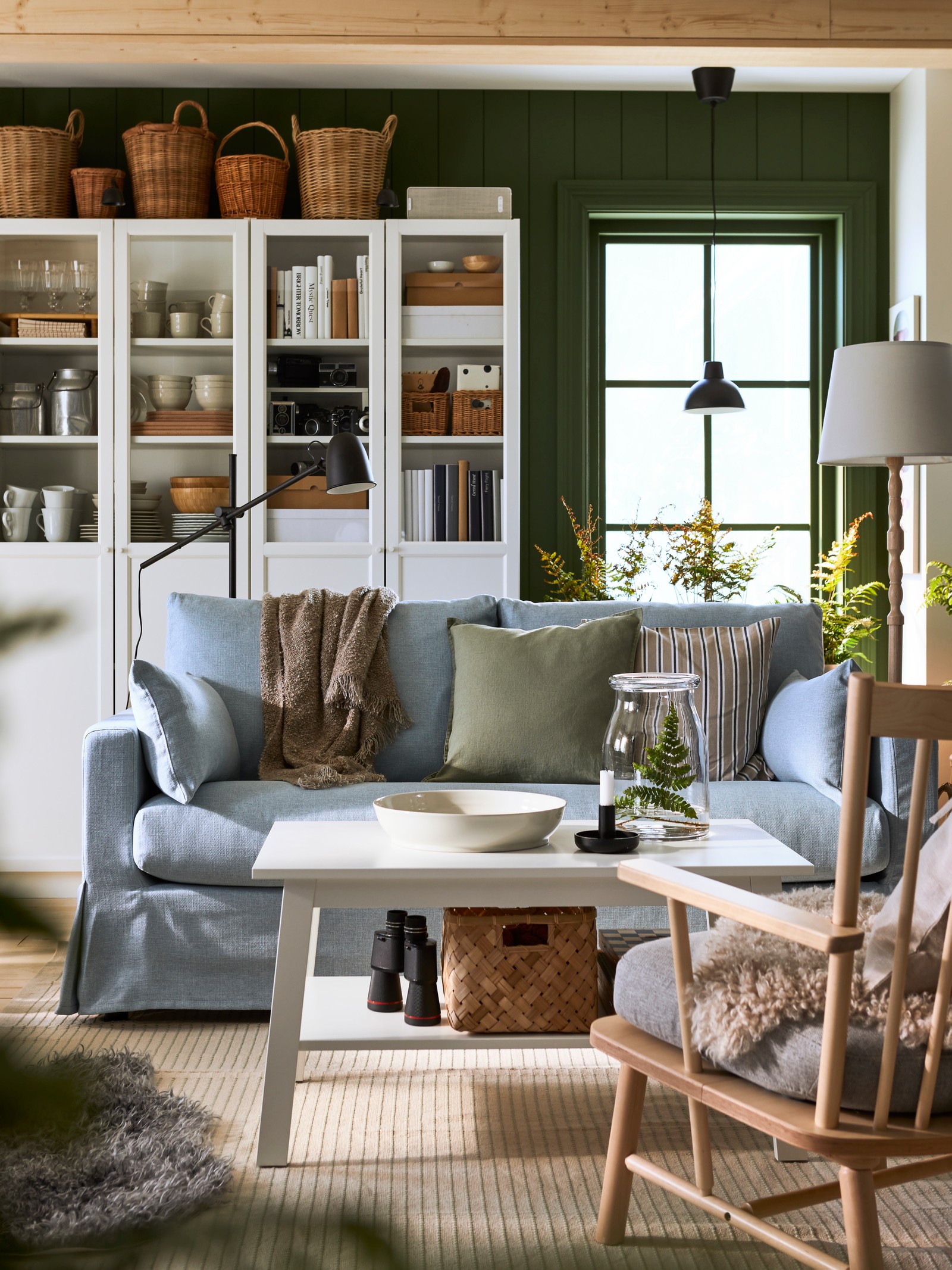 Ideas inspiradoras para un salón con un sofá azul - IKEA