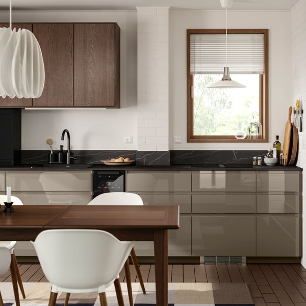 Stylowe fronty VOXTORP i SINARP z brązowymi akcentami - IKEA