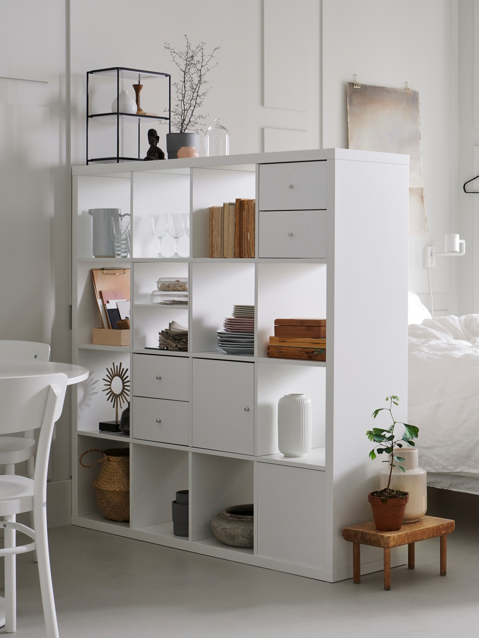 Skapa ordning i vardagsrummet med bokhyllor och hyllor - IKEA