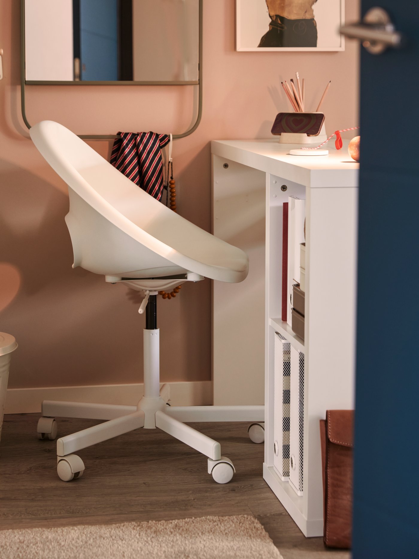 One student room decorated in two styles - IKEA