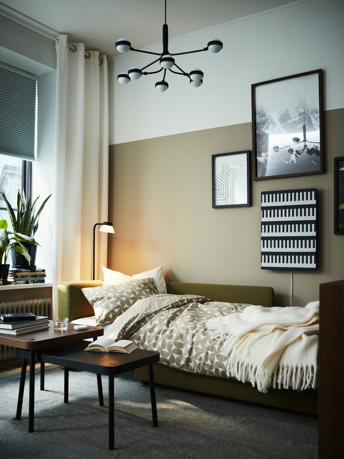 Stylu malého obývacího pokoje vévodí zemité barvy - IKEA