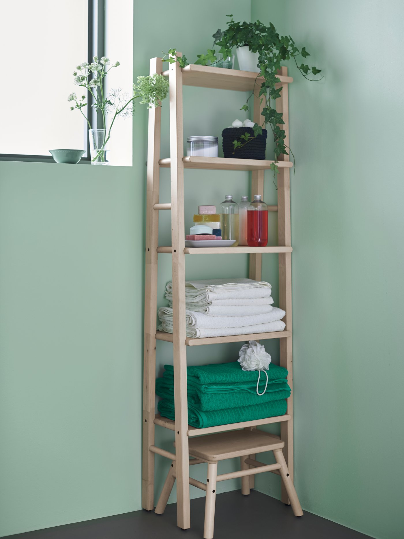 Uno scaffale spazioso per il tuo piccolo bagno - IKEA