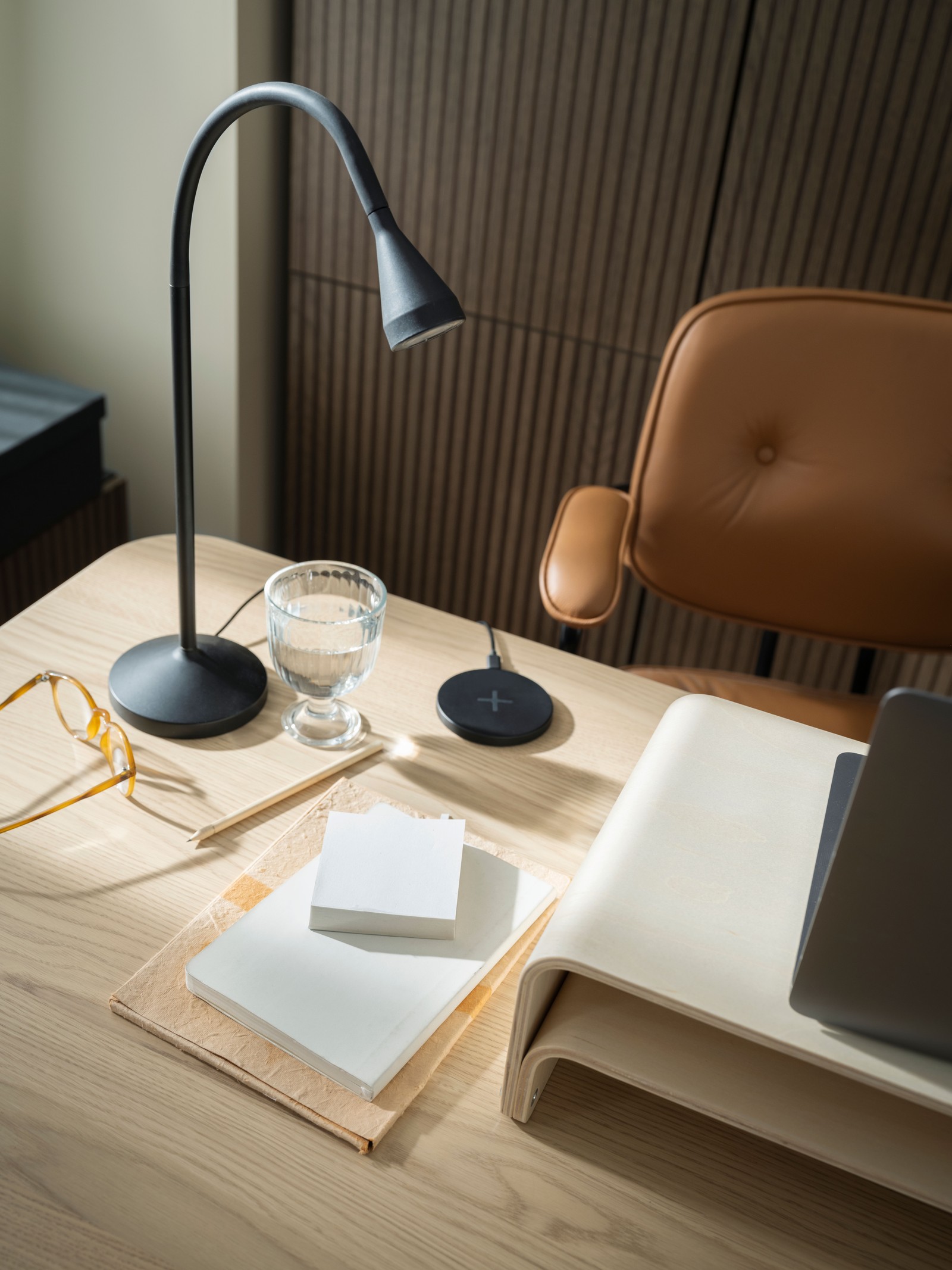A well-matched wood-notes home workspace - IKEA