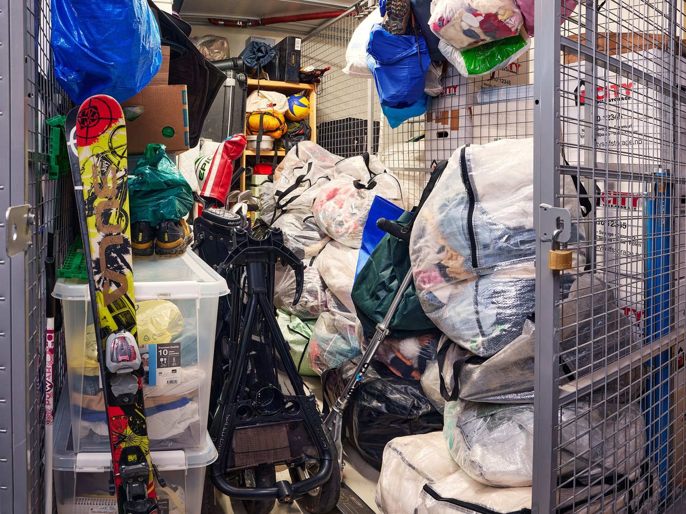 Se småbarnsfamilien få kontroll over rotet i boden - IKEA