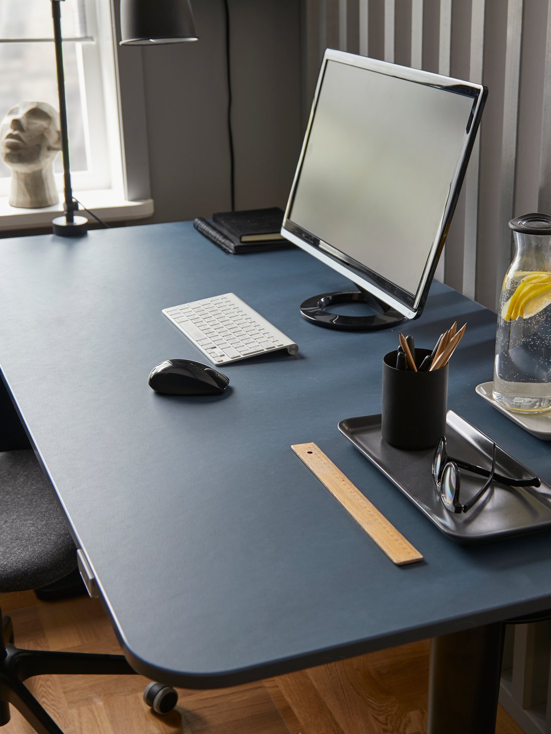 A color-coordinated and stylish workspace at home - IKEA