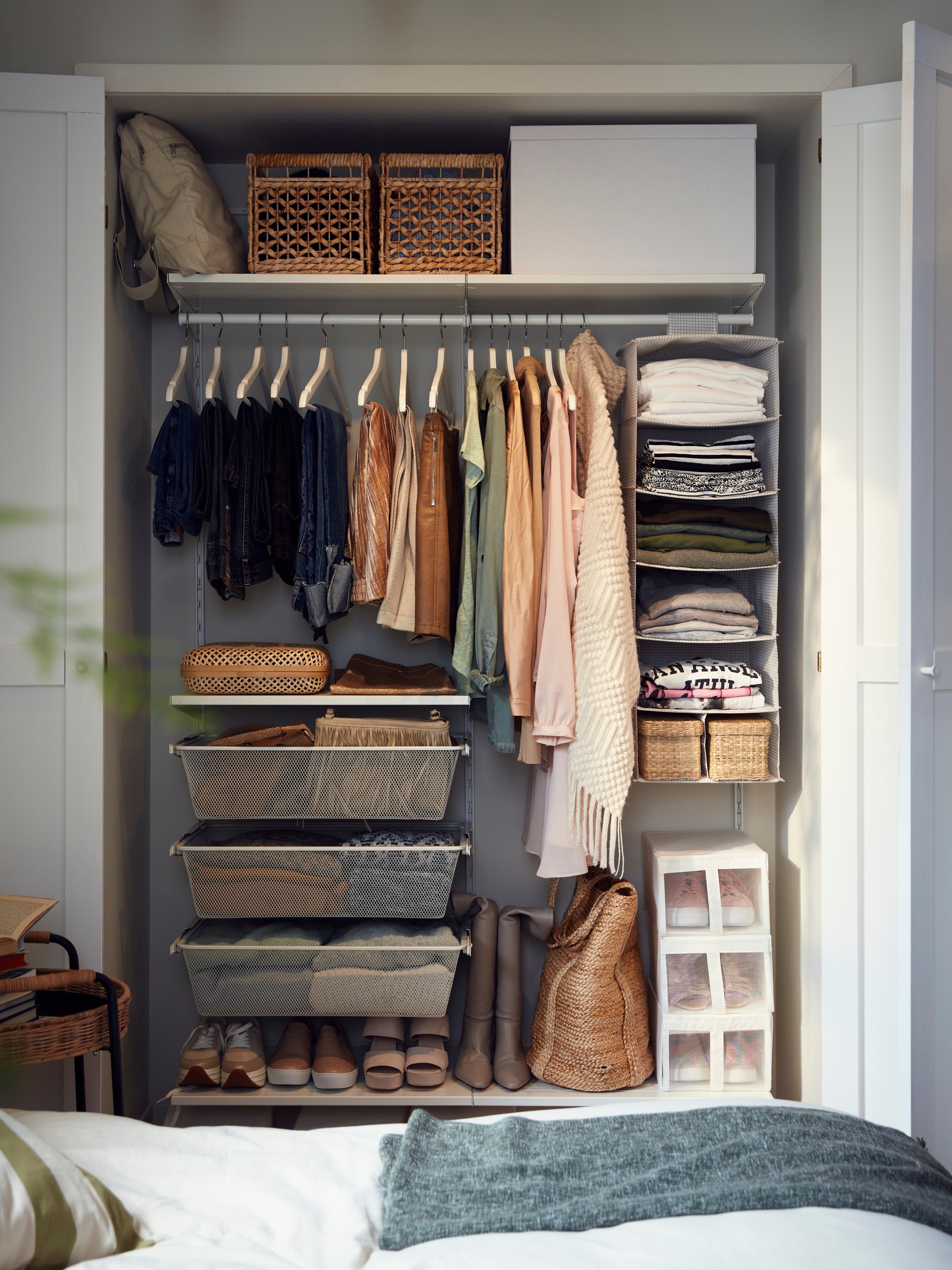 Cinco passos simples para um roupeiro bem organizado - IKEA
