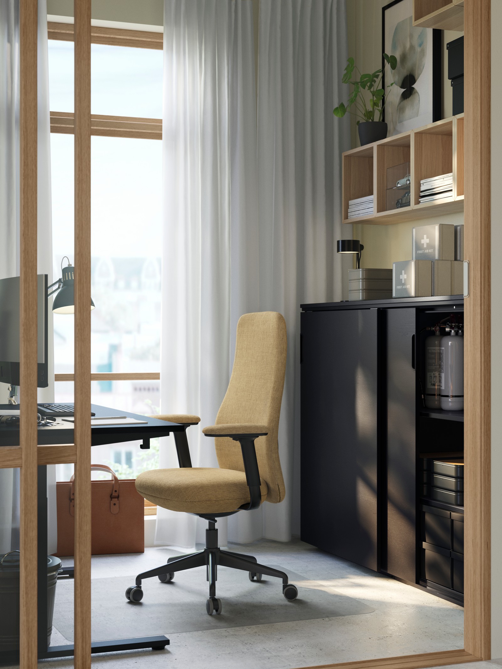 Feel comfortable in a warm and elegant modern office - IKEA