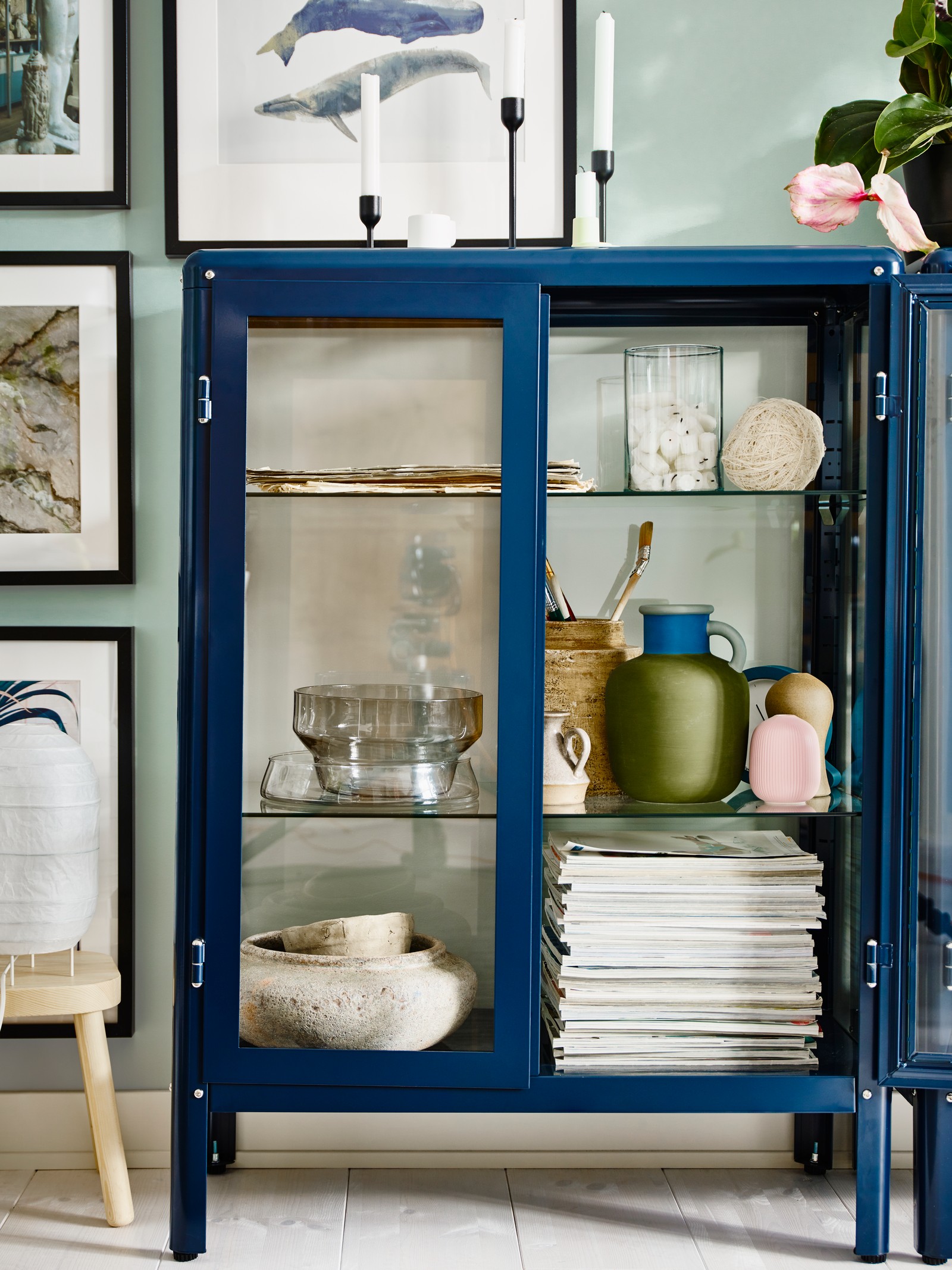 Create a balanced living room with smart storage - IKEA