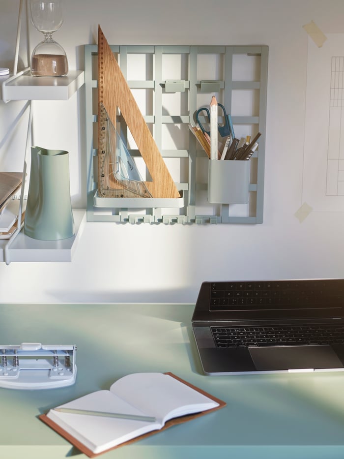 Clever solutions for a tidy and organised dorm room - IKEA
