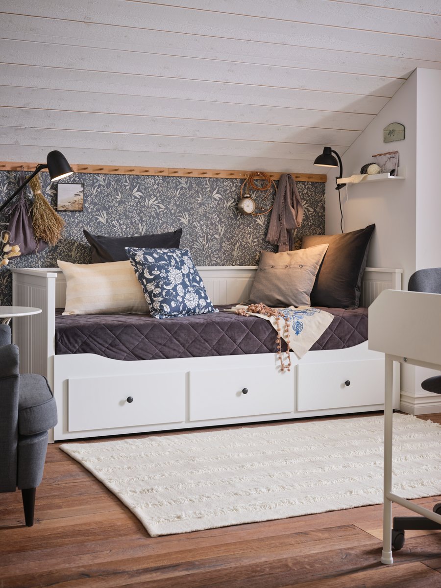 A guest bedroom with a warm atmosphere - IKEA