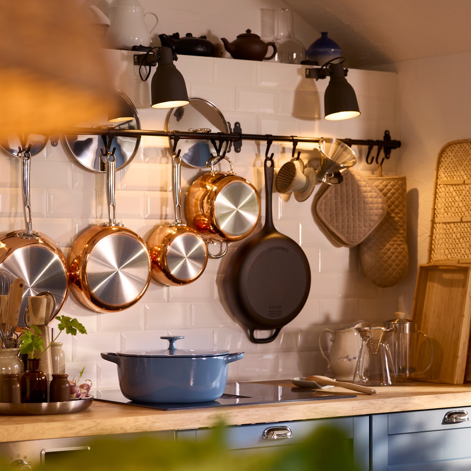 Smart ways to store pots and pans - IKEA