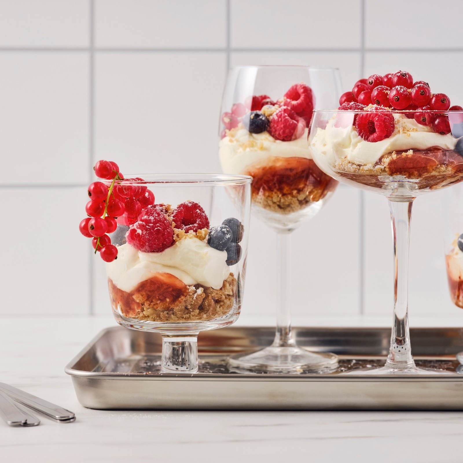 A recipe for oat biscuit and raspberry jam cheesecake - IKEA