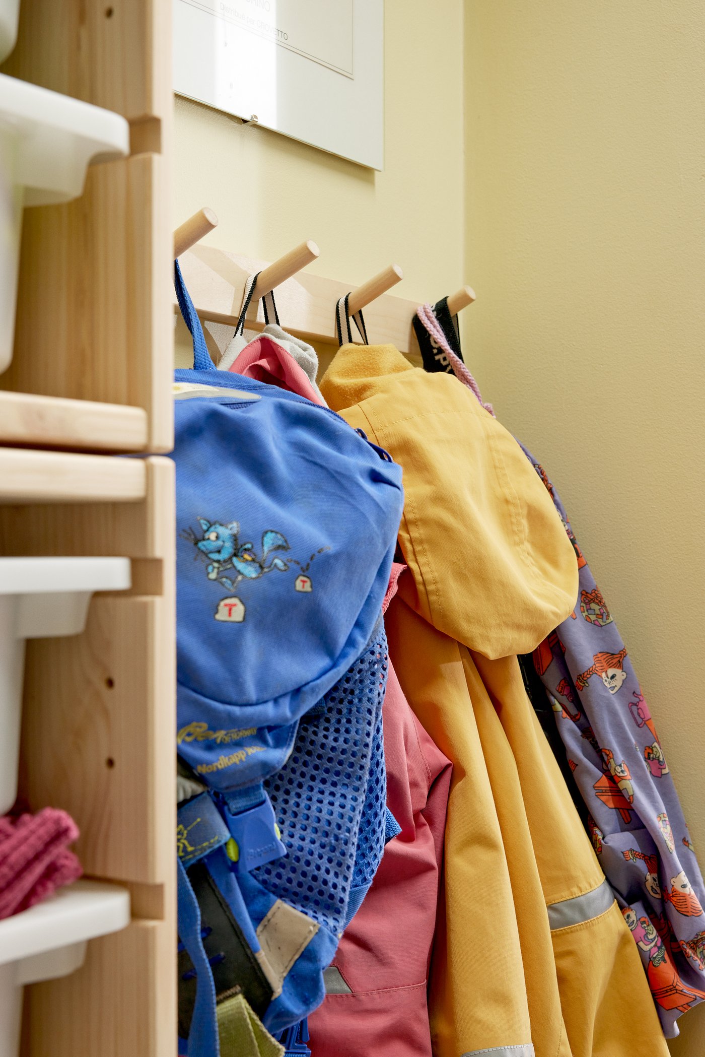 Se småbarnsfamilien få kontroll over rotet i gangen - IKEA