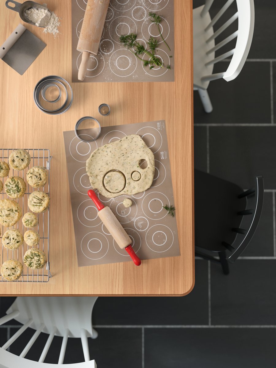 A traditional-style kitchen for baking together - IKEA