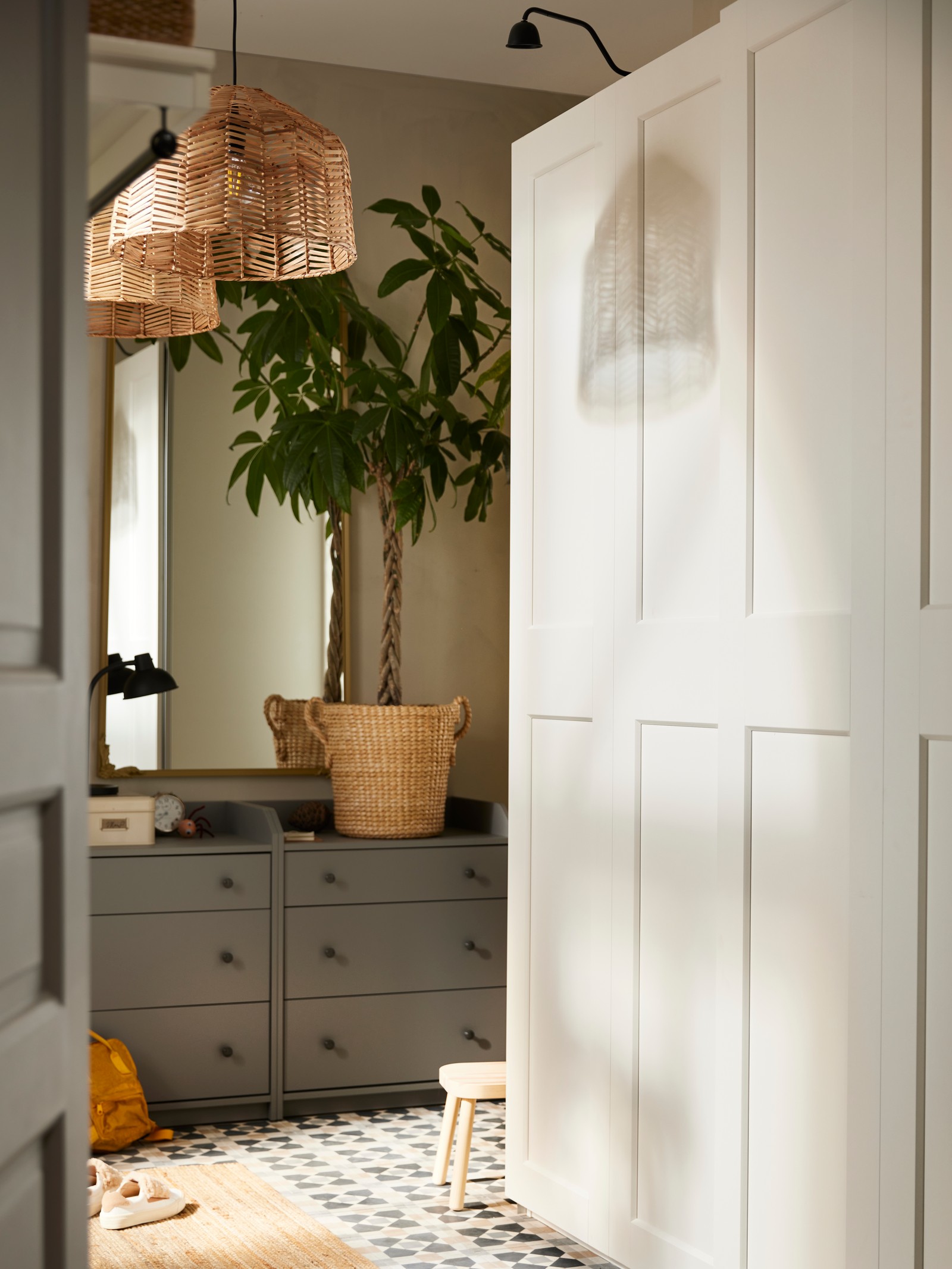 A traditional family hallway for three generations - IKEA