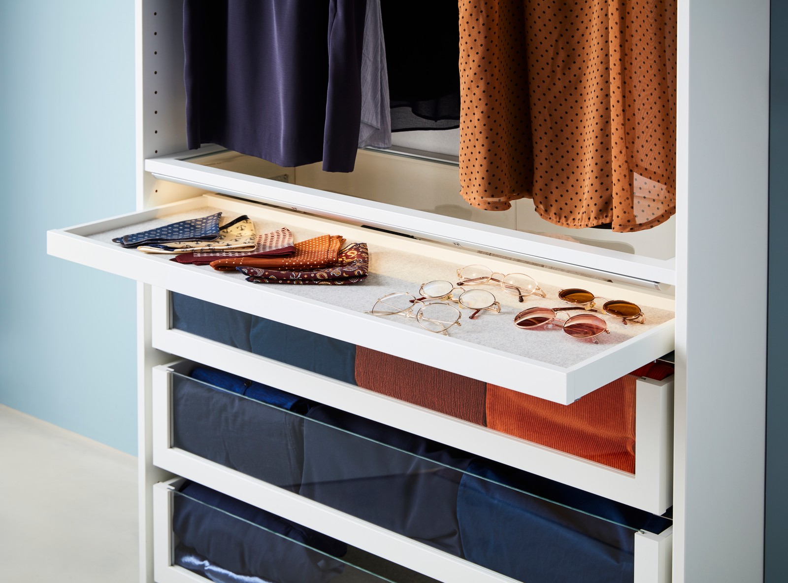 Slik organiserer du PAX-garderoben din innvendig - IKEA