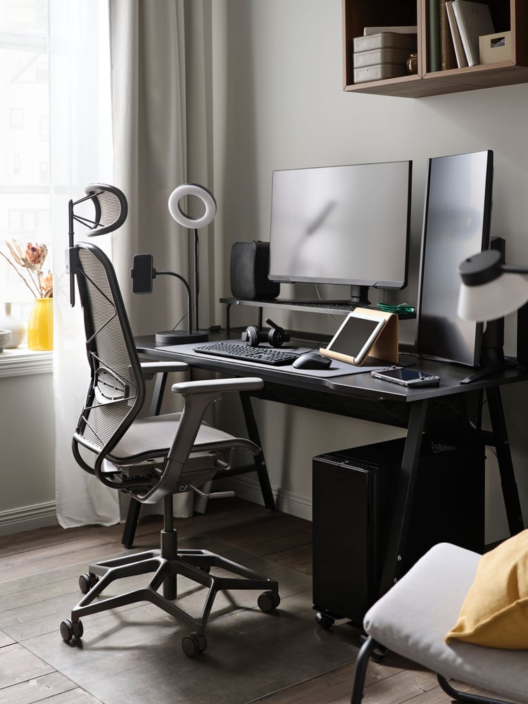 Odlično opremljena in urejena sodobna gaming soba - IKEA