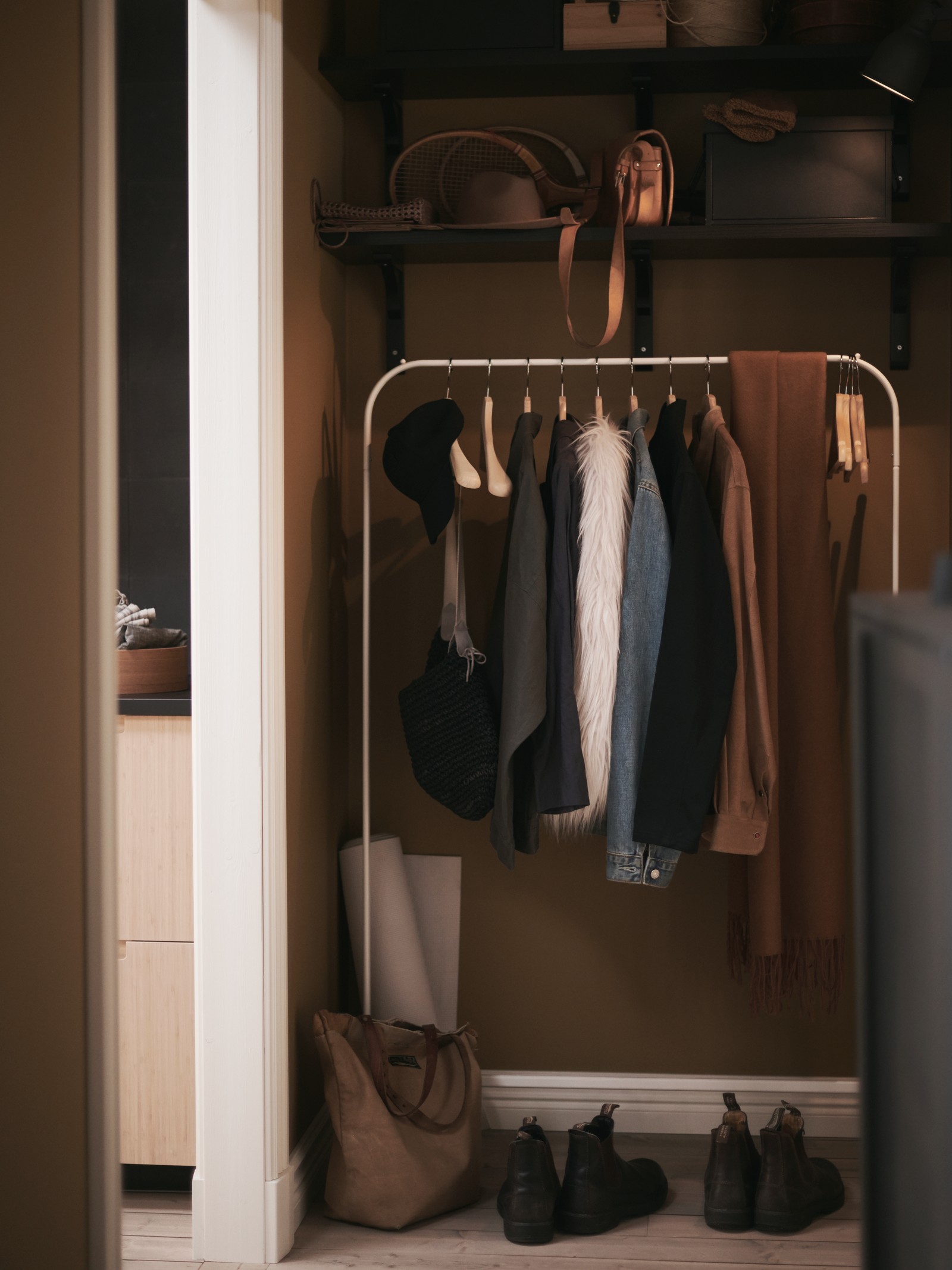 Percheros de pie: organiza tus prendas con estilo - IKEA