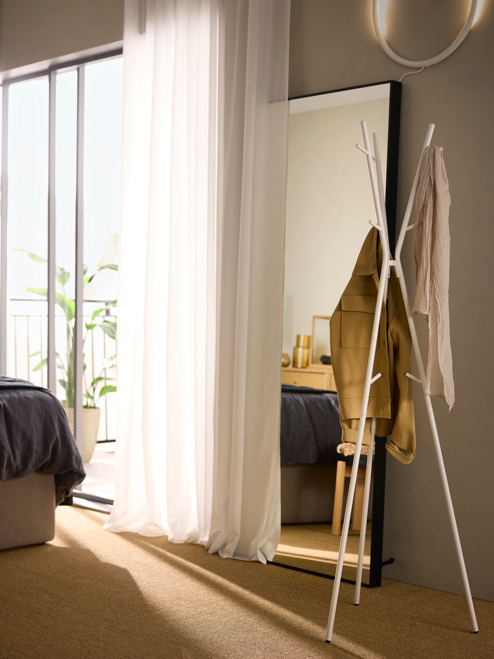 Percheros de pie: organiza tus prendas con estilo - IKEA