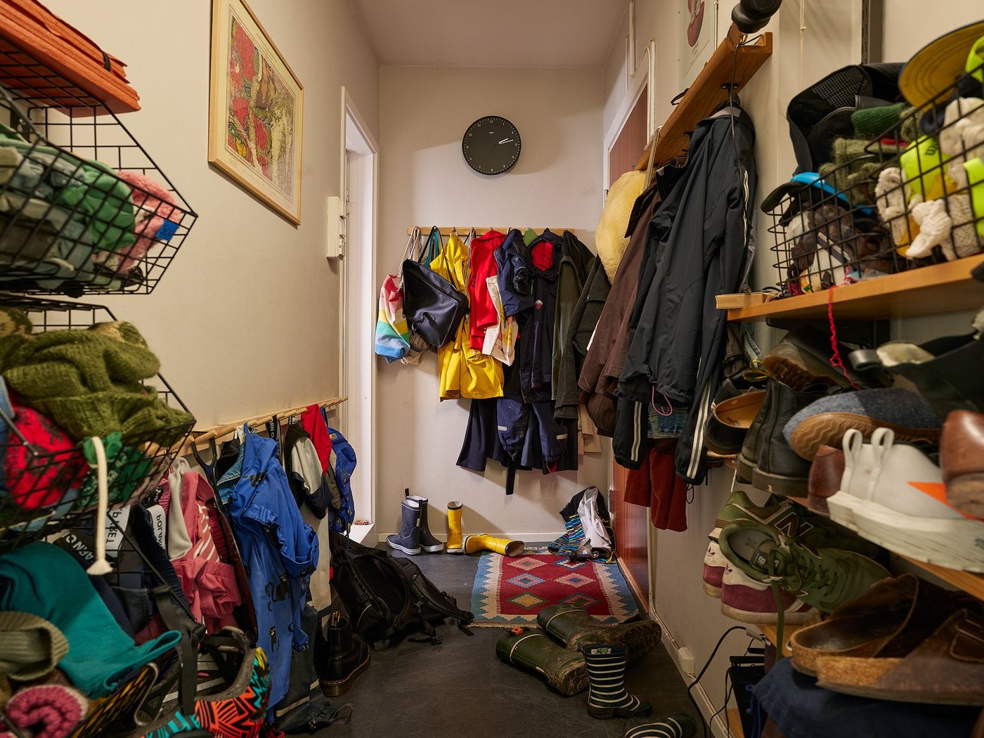 Se småbarnsfamilien få kontroll over rotet i gangen - IKEA