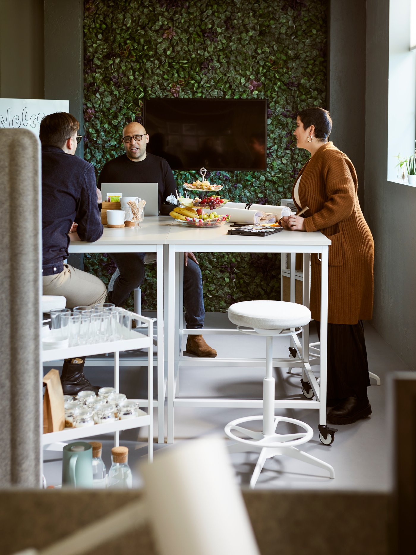 화초로 가득한 바이오필릭 스타일 오피스 - IKEA