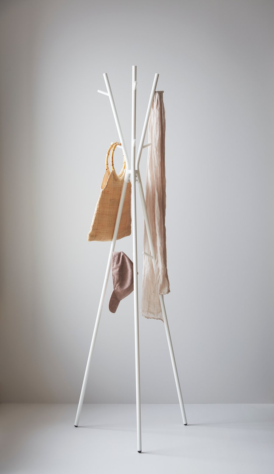 Percheros de pie: organiza tus prendas con estilo - IKEA