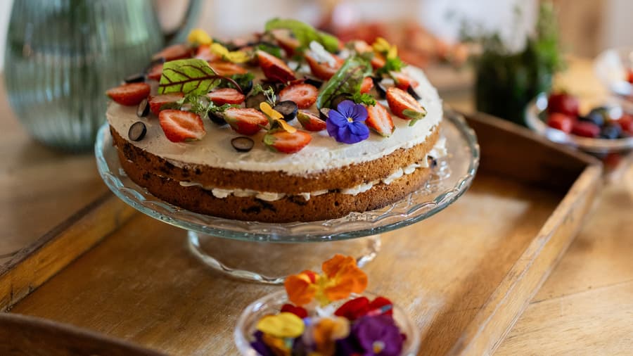 Layered Midsommar Berry Cake @cheftosca - IKEA Switzerland
