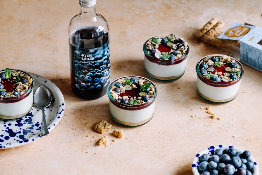 Vegane Cheesecakes im Glas mit Blaubeer-Fruchtspiegel - IKEA Deutschland