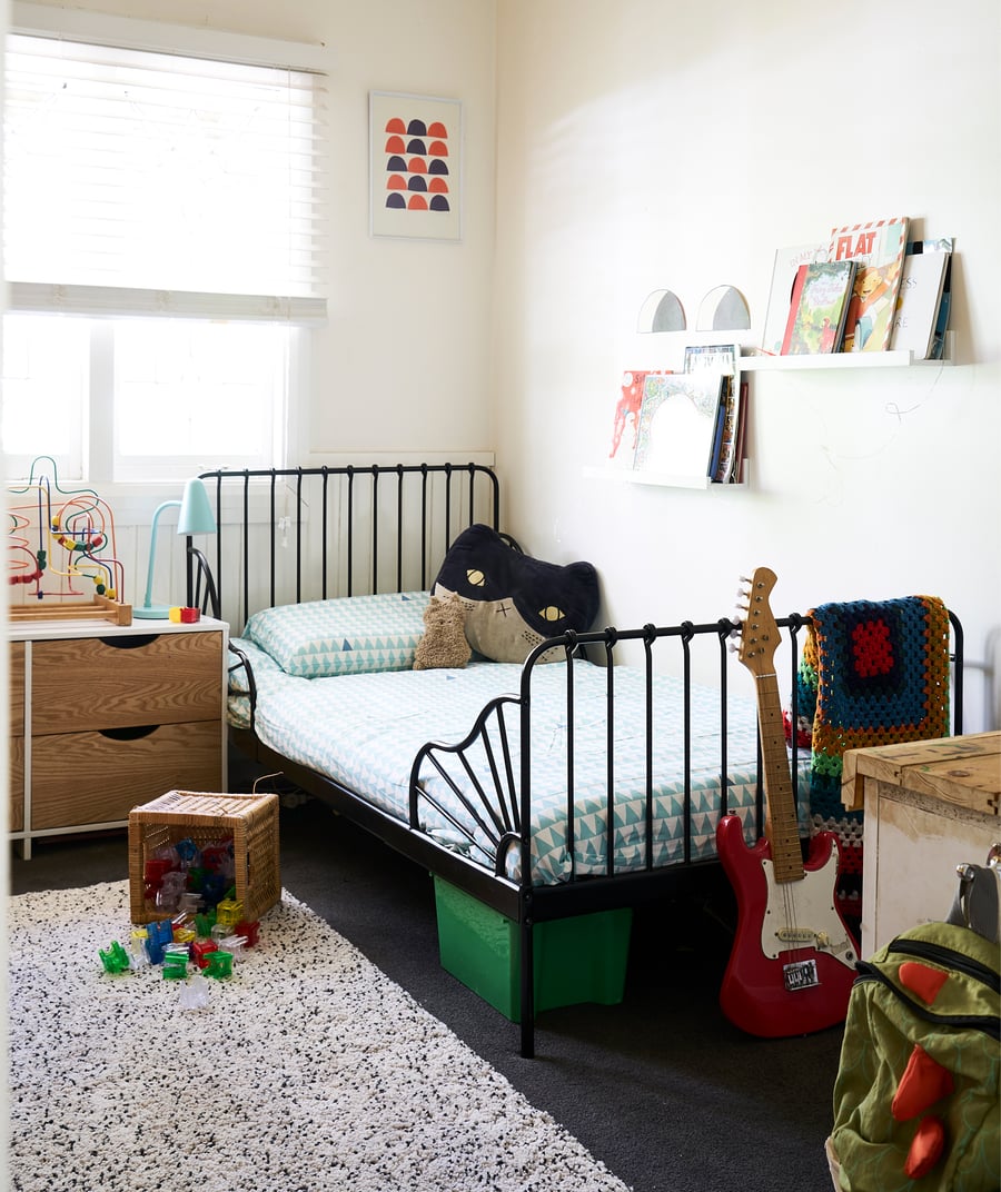 Natural living in a home in the shade of a palm tree - IKEA