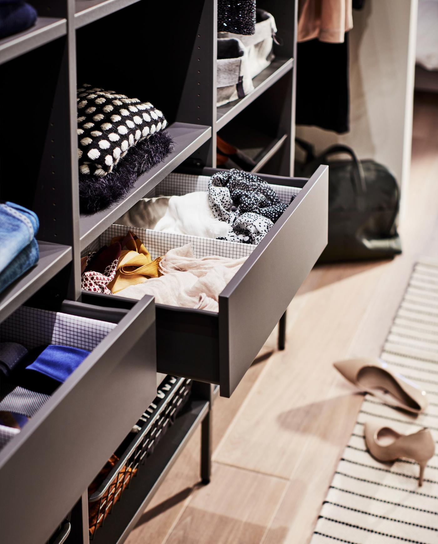 Problem-solving storage for a bedroom wardrobe - IKEA