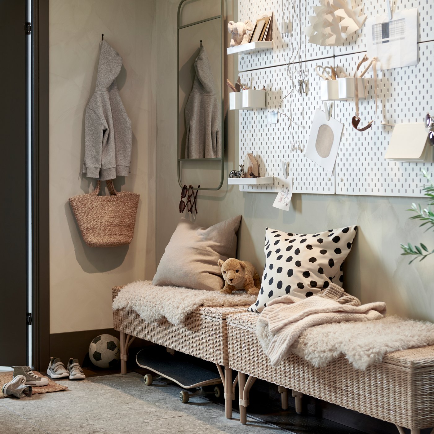 Easy storage ideas for a small, beautiful hallway - IKEA