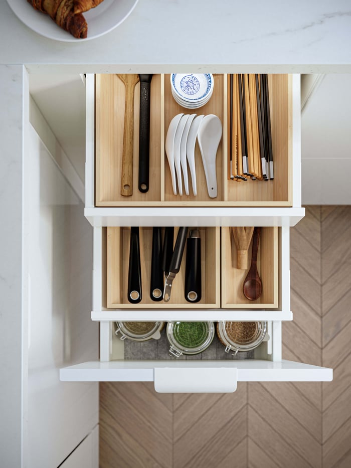 A guide to tidy and organized kitchen drawers - IKEA