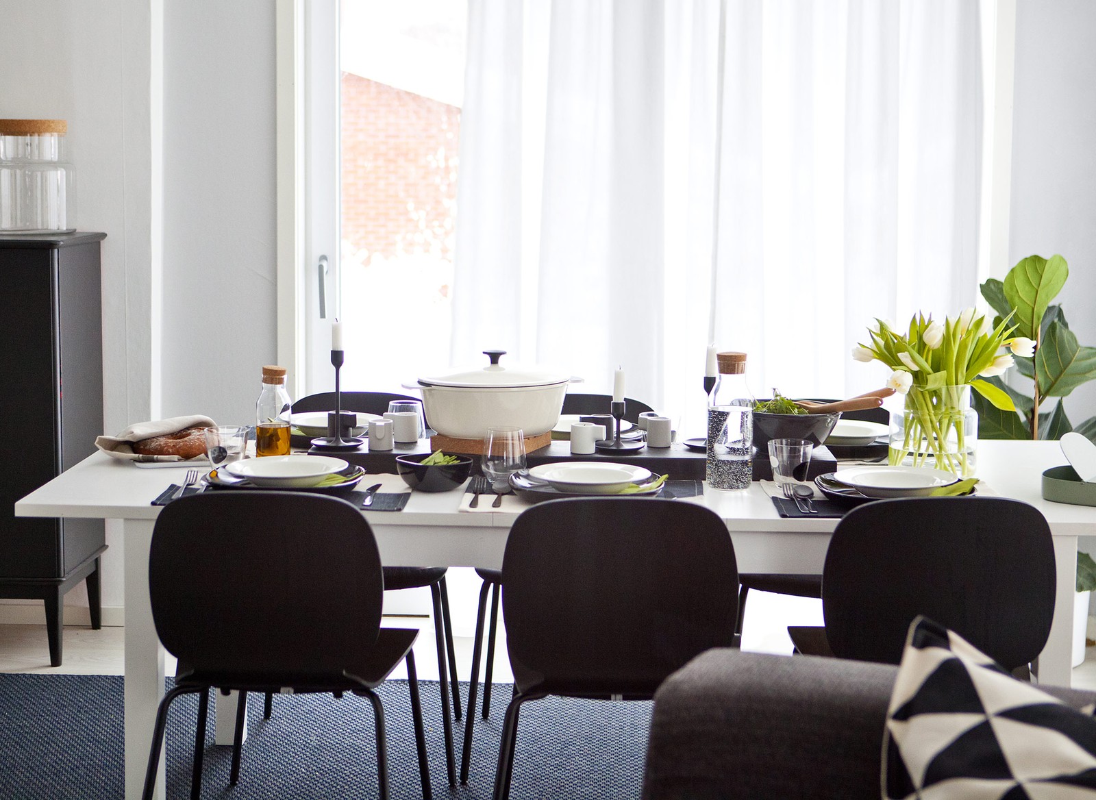 A monochrome table setting with green accents – IKEA - IKEA