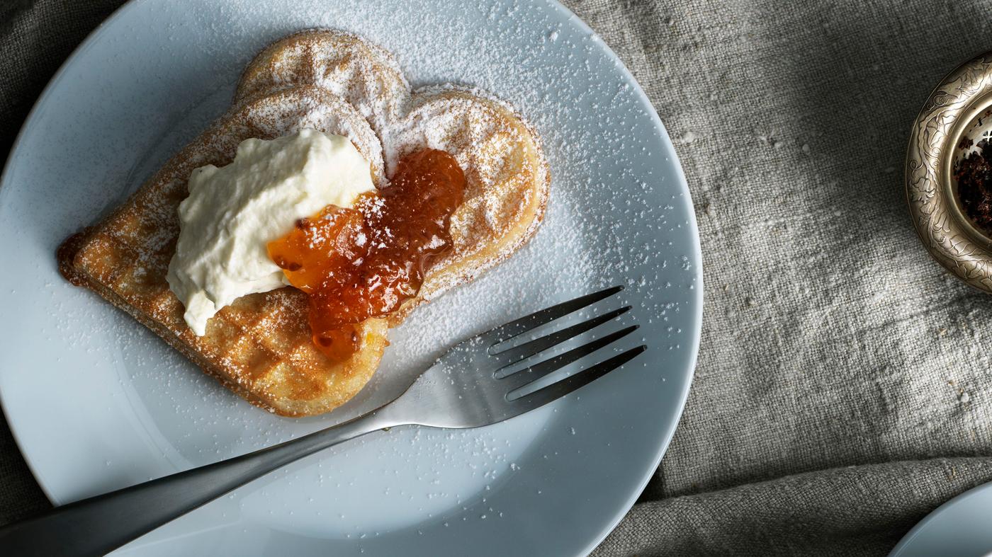A recipe for waffles with lingonberry jam and cream - IKEA