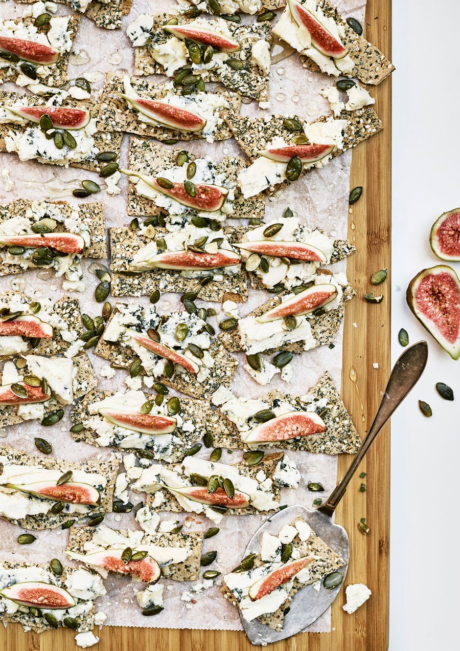 Crispbread with dill, blue cheese and figs - IKEA