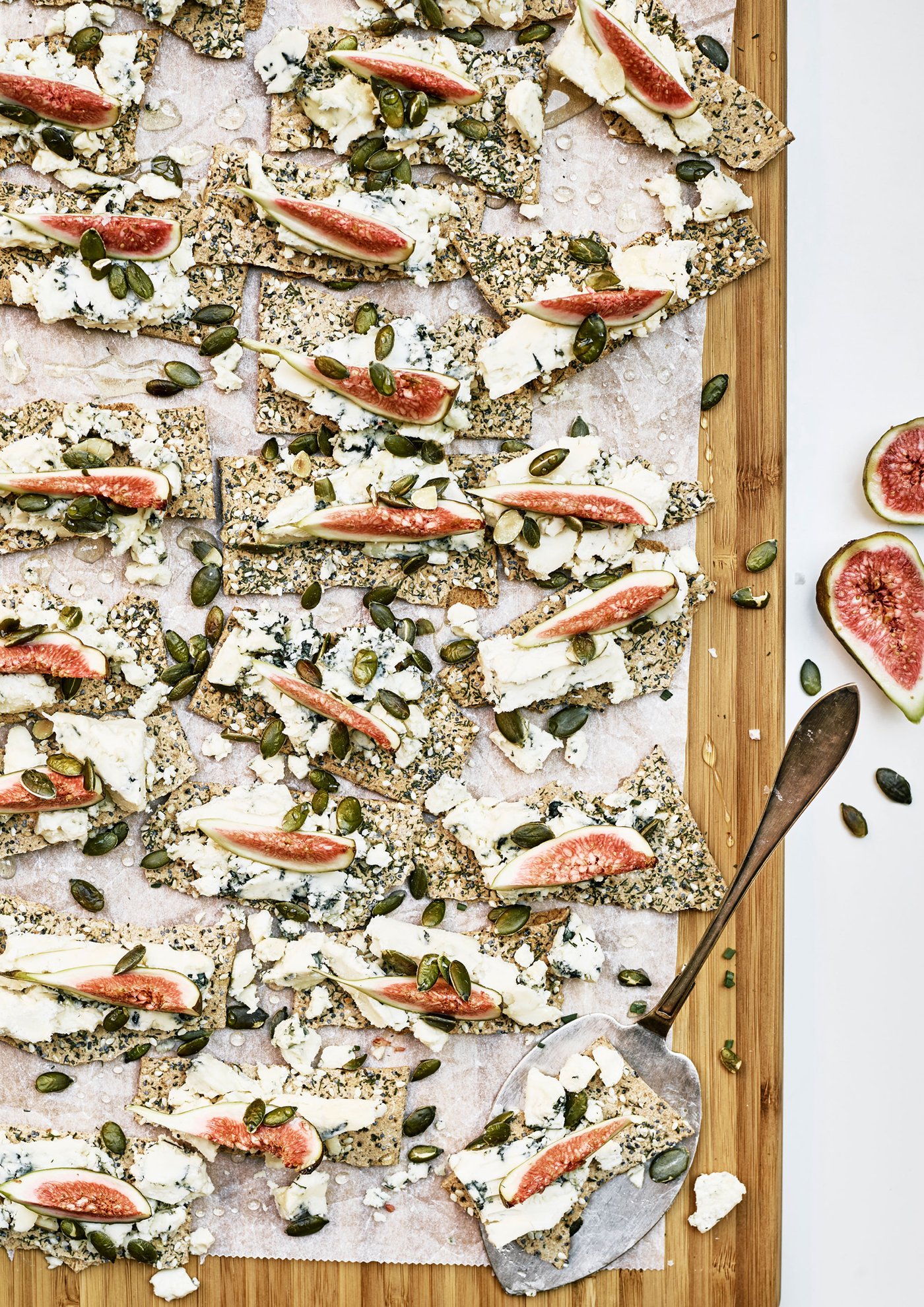 Crispbread with dill, blue cheese and figs - IKEA