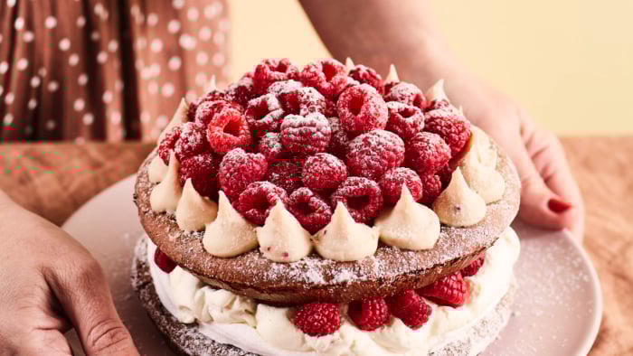 Draft cake with raspberries, meringue and white choco - IKEA