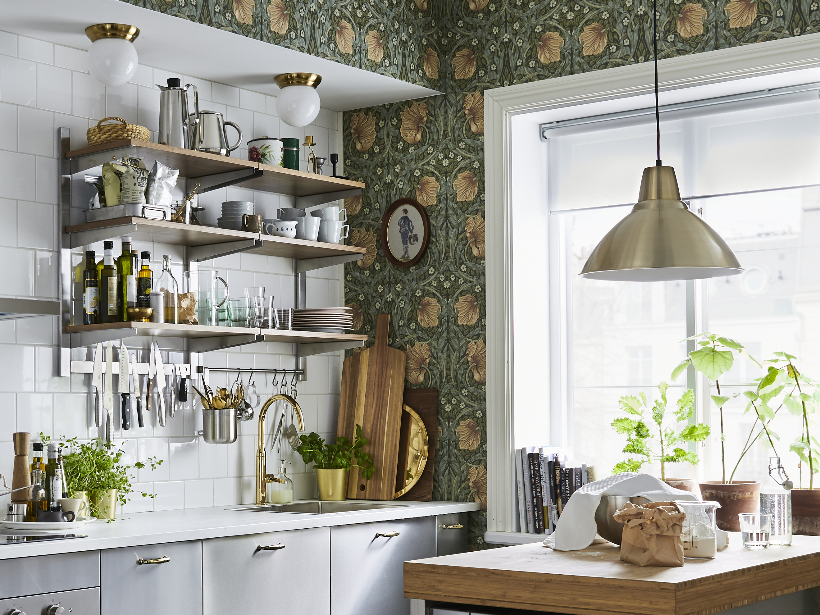 Smart väggförvaring ger flyt i köket - IKEA