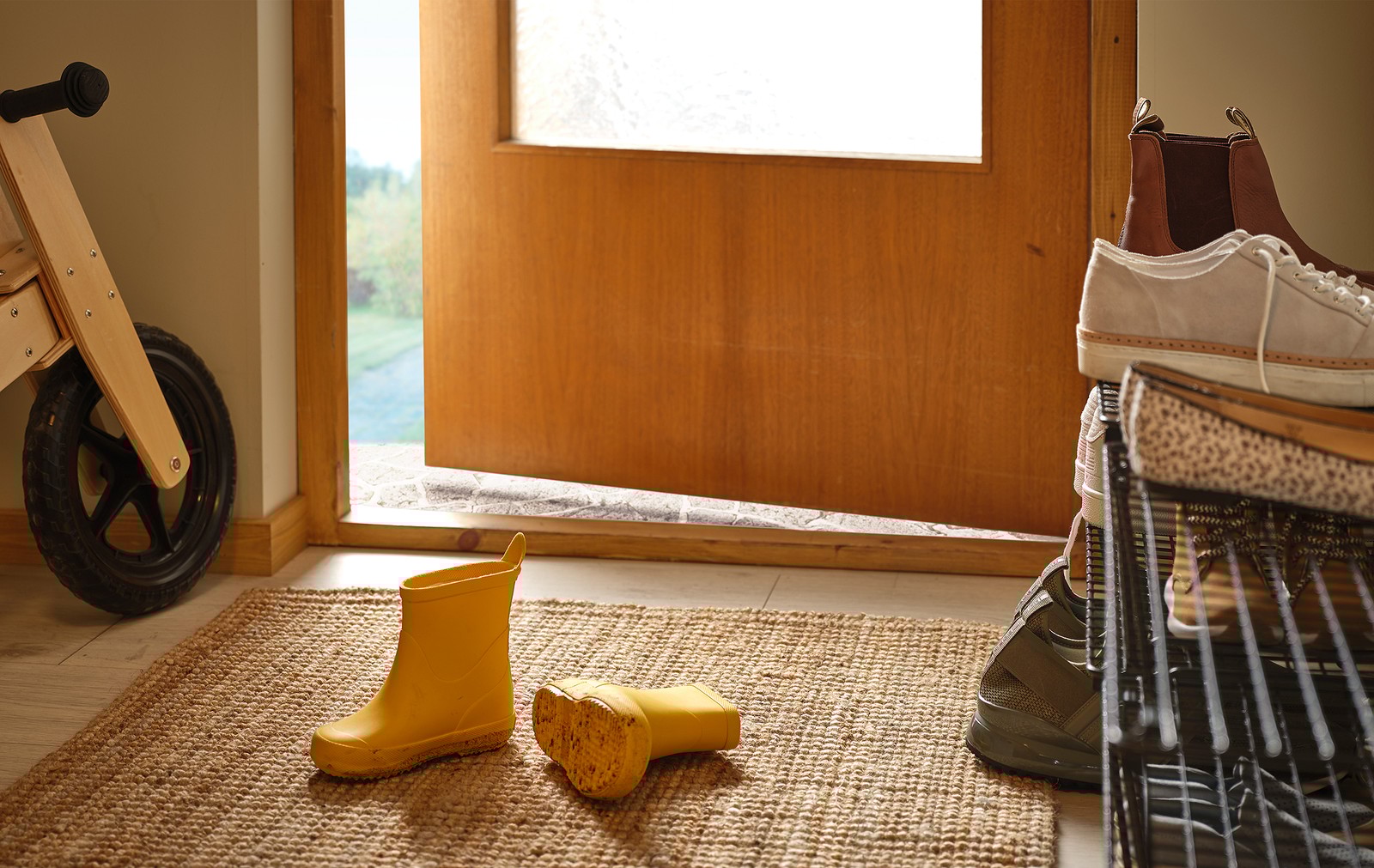 A hallway equipped and tailored for all in the family - IKEA