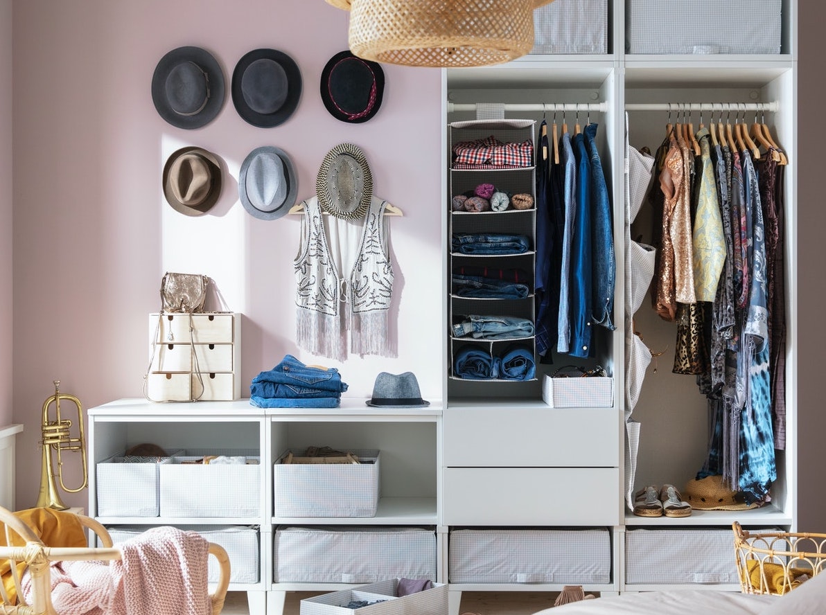 Ideas para guardar ropa y accesorios sin muebles - IKEA