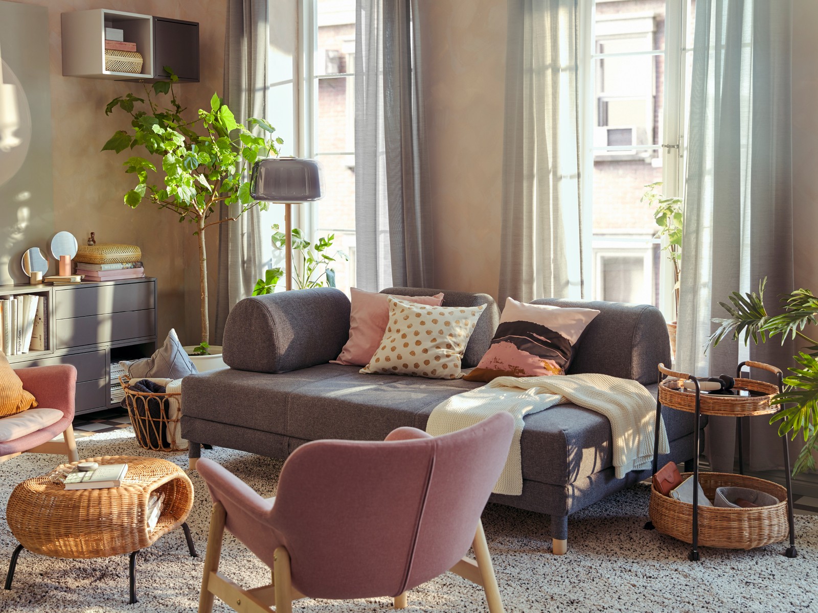 Creating room for overnight guests in a crowded home - IKEA Switzerland