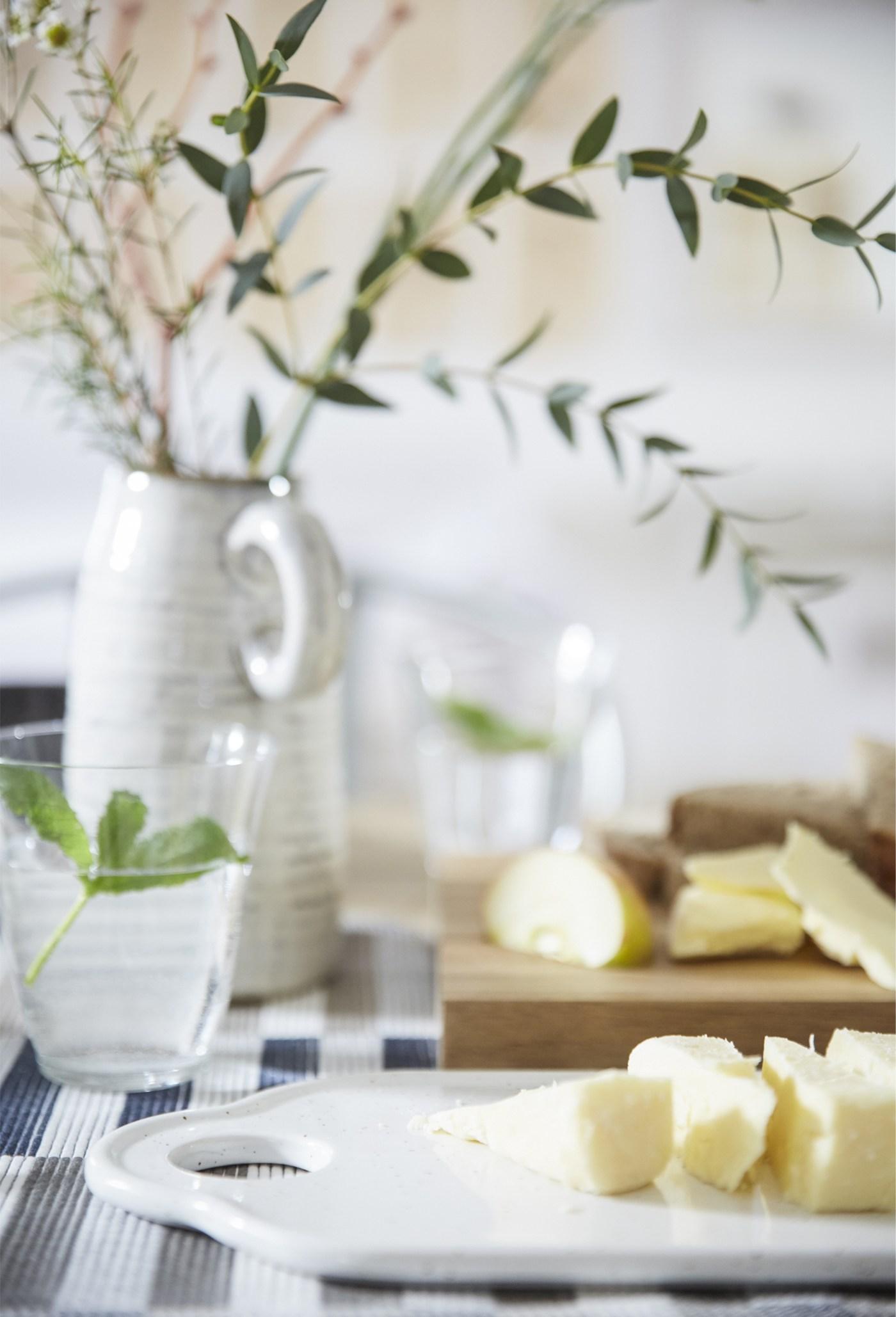 A simple table setting idea for more relaxed hosting - IKEA