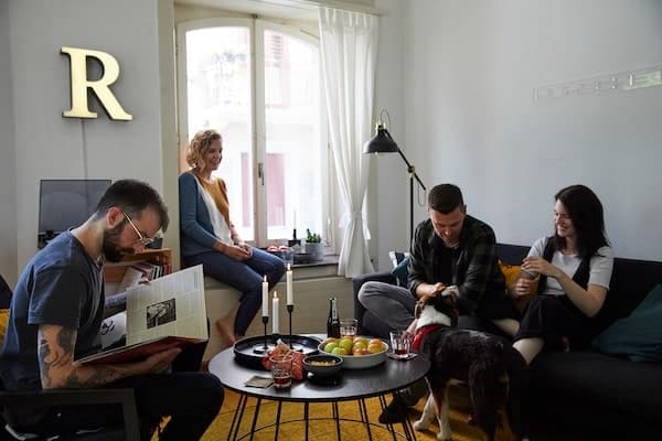 Creating room for overnight guests in a crowded home - IKEA Switzerland