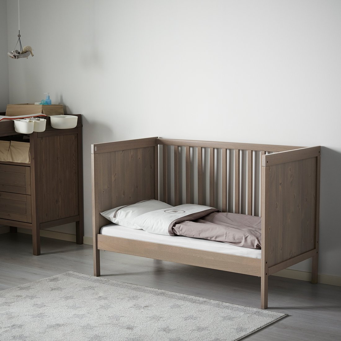 SUNDVIK Lit bébé - gris brun - IKEA