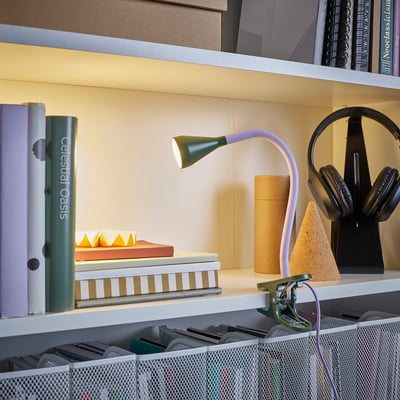 NÄVLINGE reflektor z klamrą LED, liliowy/ciemnozielony - IKEA